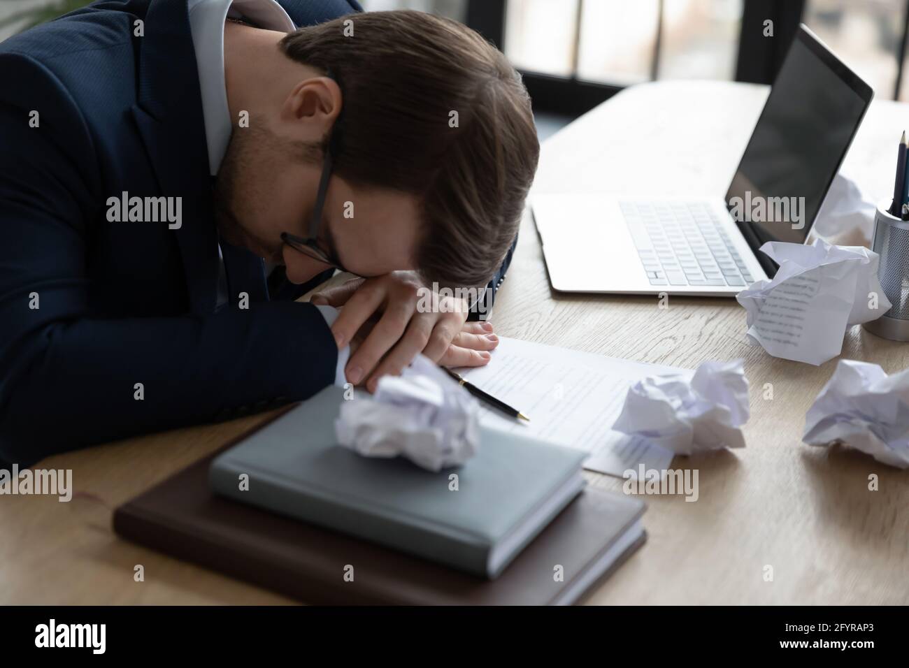 Lazy office worker hi-res stock photography and images - Alamy
