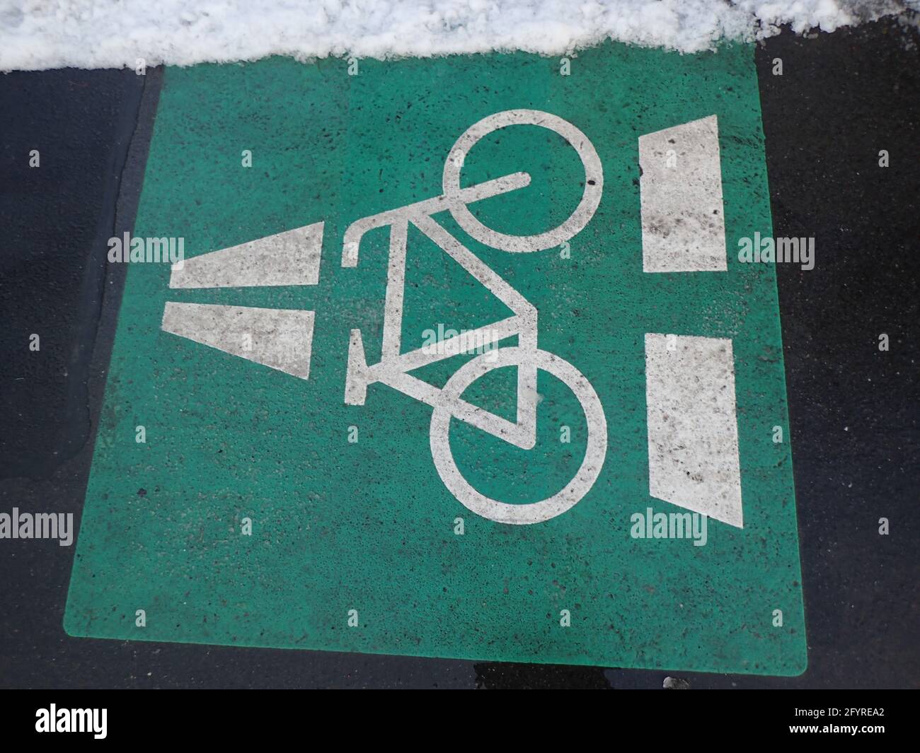 Green bike lane sign in the snow Stock Photo - Alamy