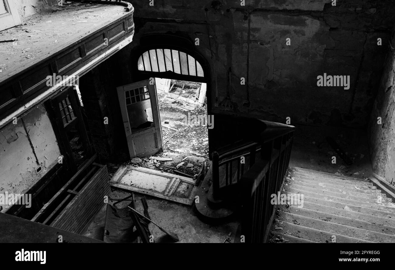 Falling brick from building hi-res stock photography and images - Alamy