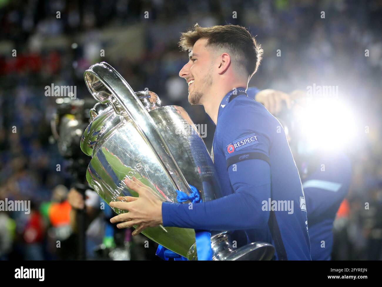 Mason mount champions league trophy hi-res stock photography and images ...