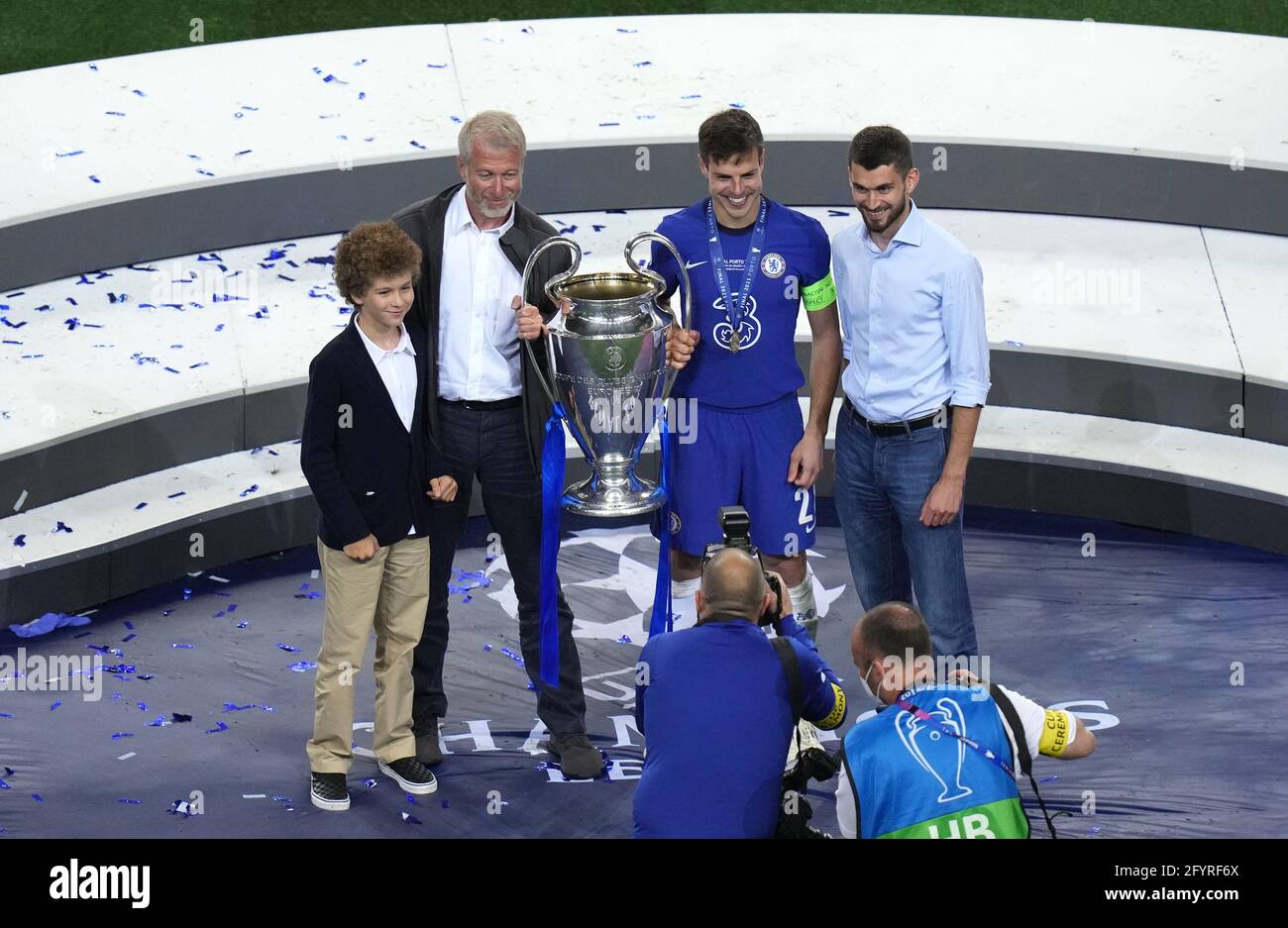 Chelsea owner Roman Abramovich (2nd left) poses with club captain Cesar ...