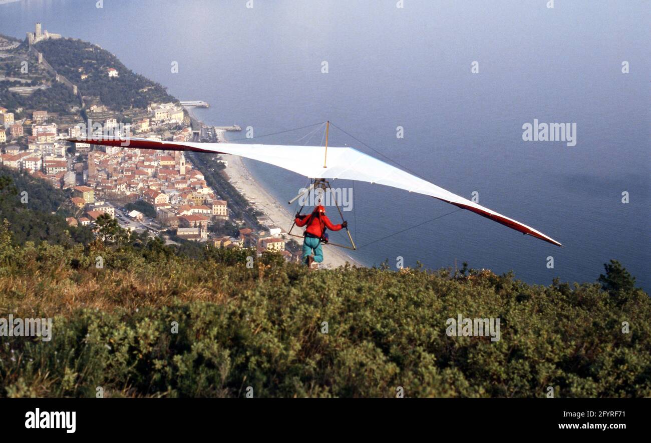 Decollo da Capo Noli in Liguria di un delyaplano Stock Photo - Alamy