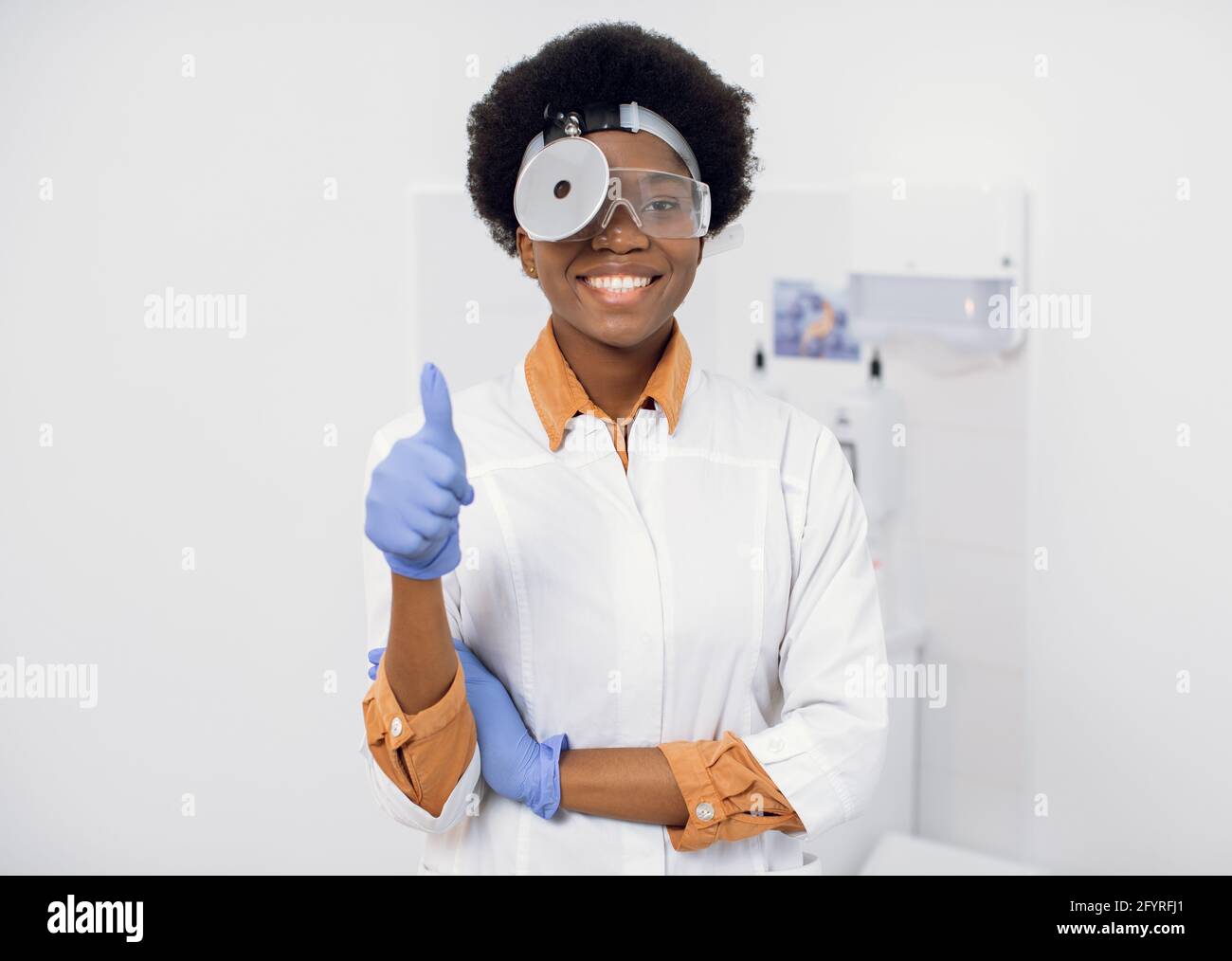 Doctor head mirror hi-res stock photography and images - Alamy