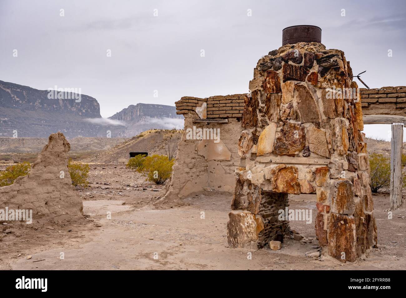 Ruin ruins fireplace hi-res stock photography and images - Alamy