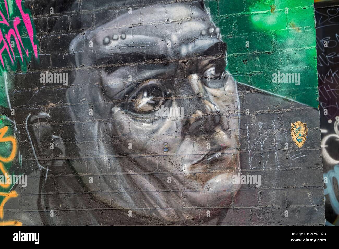 Melbourne graffiti gray man Stock Photo - Alamy