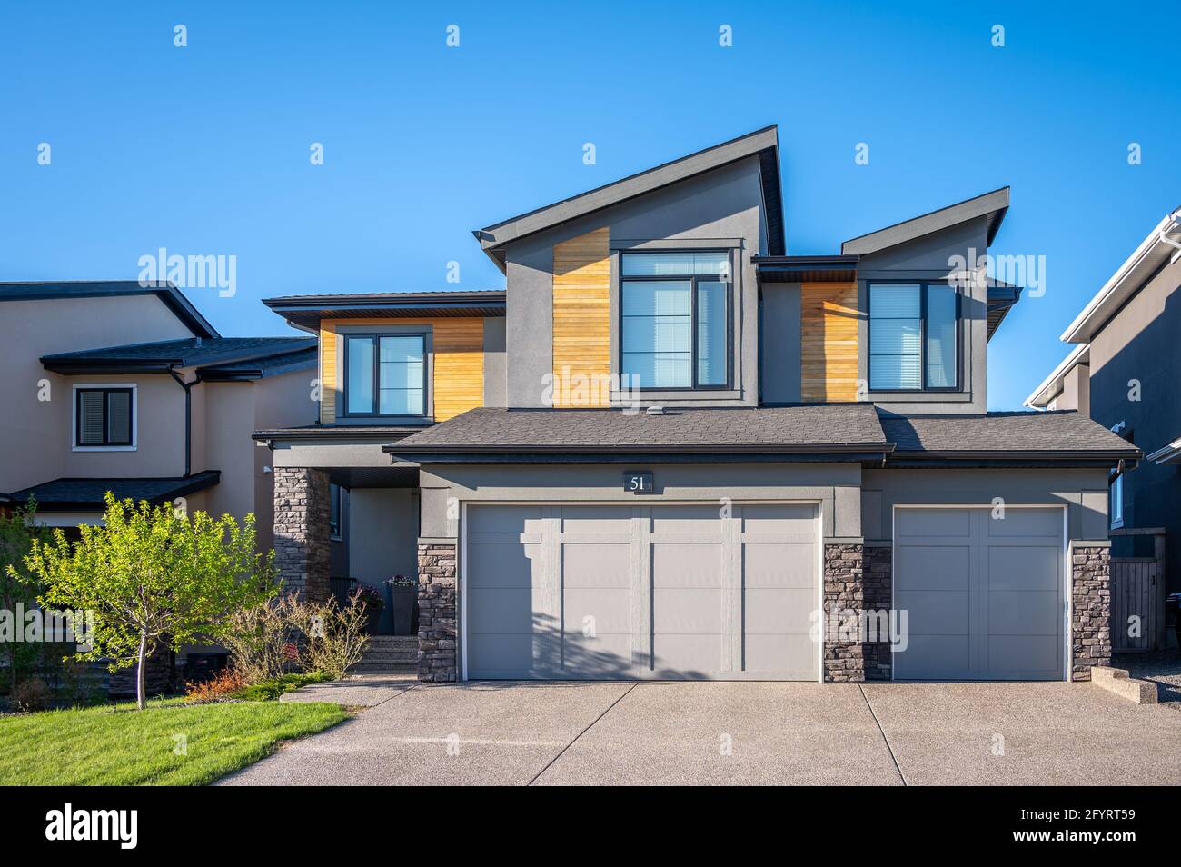 Suburban home and driveway hi-res stock photography and images - Alamy