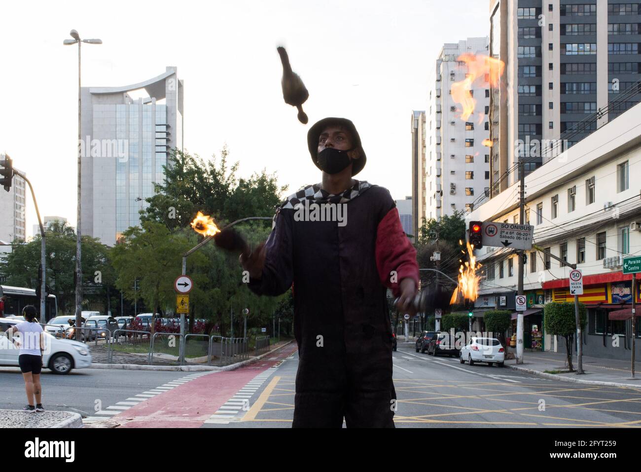 SÃO PAULO, SP - 29.05.2021: MALABARISTA NO SEMÁFORO EM SÃO PAULO ...