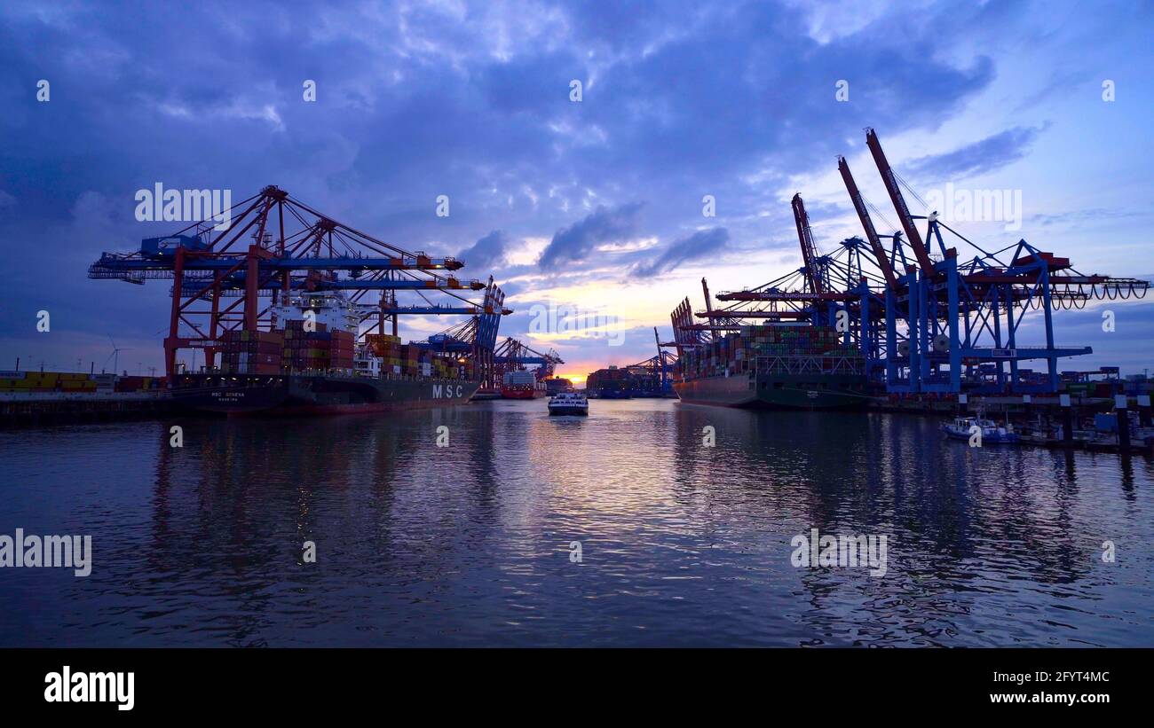 The impressive Port of Hamburg with its huge container terminals Stock ...