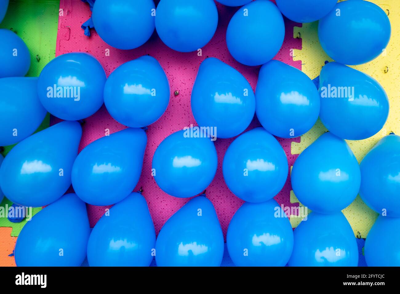 pop a ballon on this wall of ballons with darts Stock Photo - Alamy