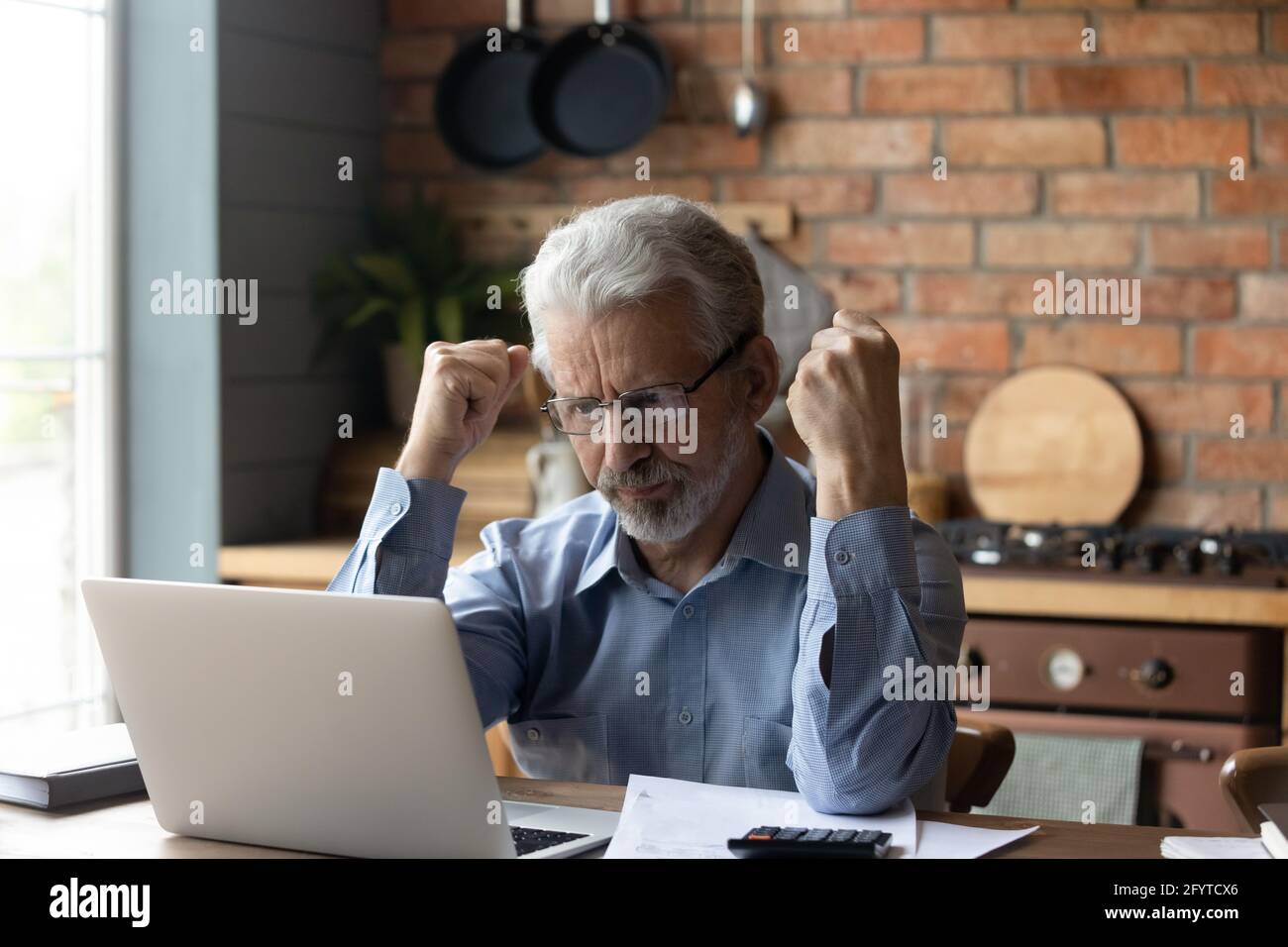 Old man confused computer hi-res stock photography and images - Alamy