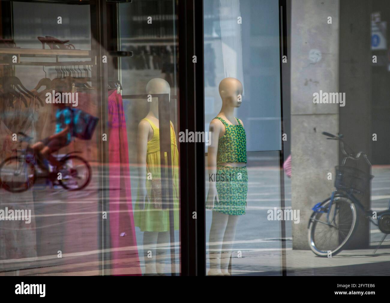Reflection on shop window hi-res stock photography and images - Alamy
