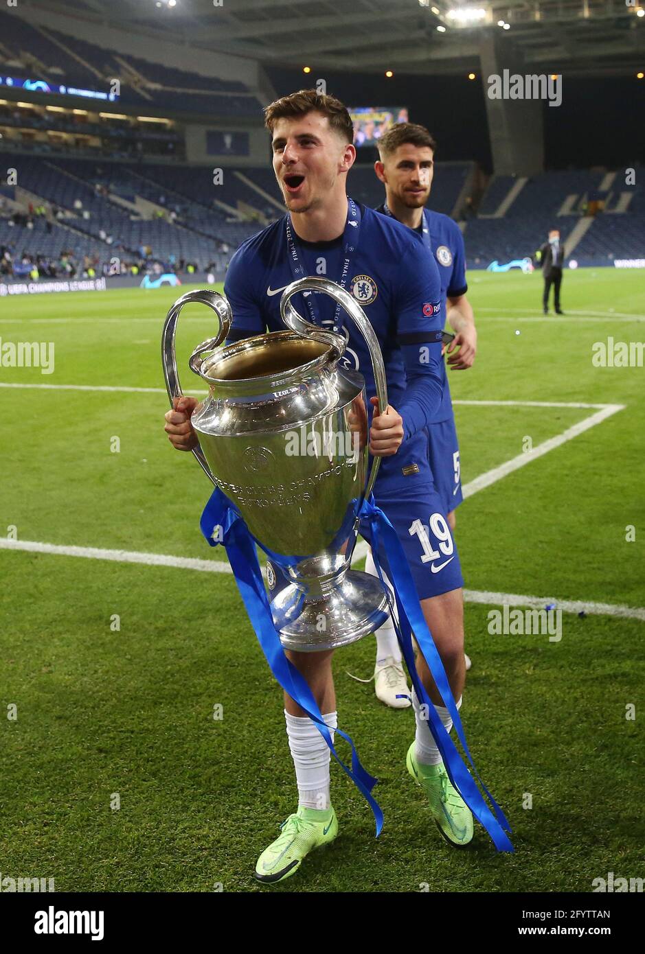 Mason mount champions league trophy hi-res stock photography and images ...