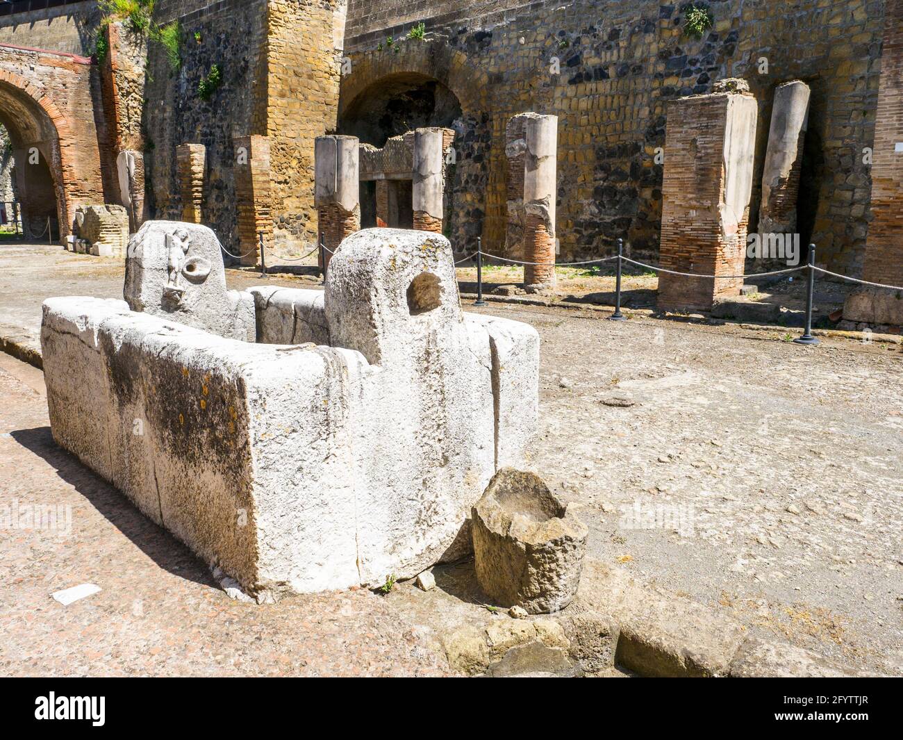 Water well in the Decumanus Maximus (main road) - Herculaneum ruins ...