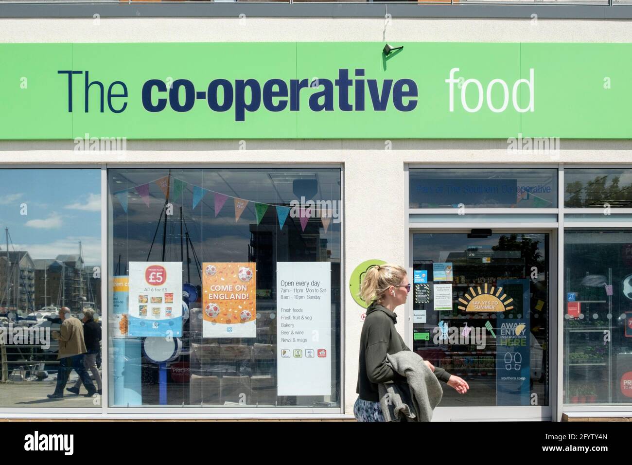 Marina food shop hi-res stock photography and images - Alamy