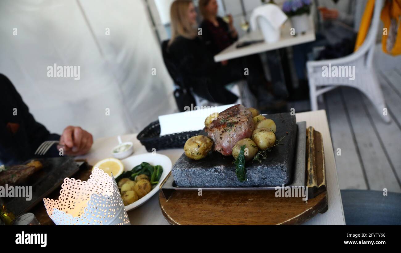 ein Steak auf heissem Stein Stock Photo - Alamy