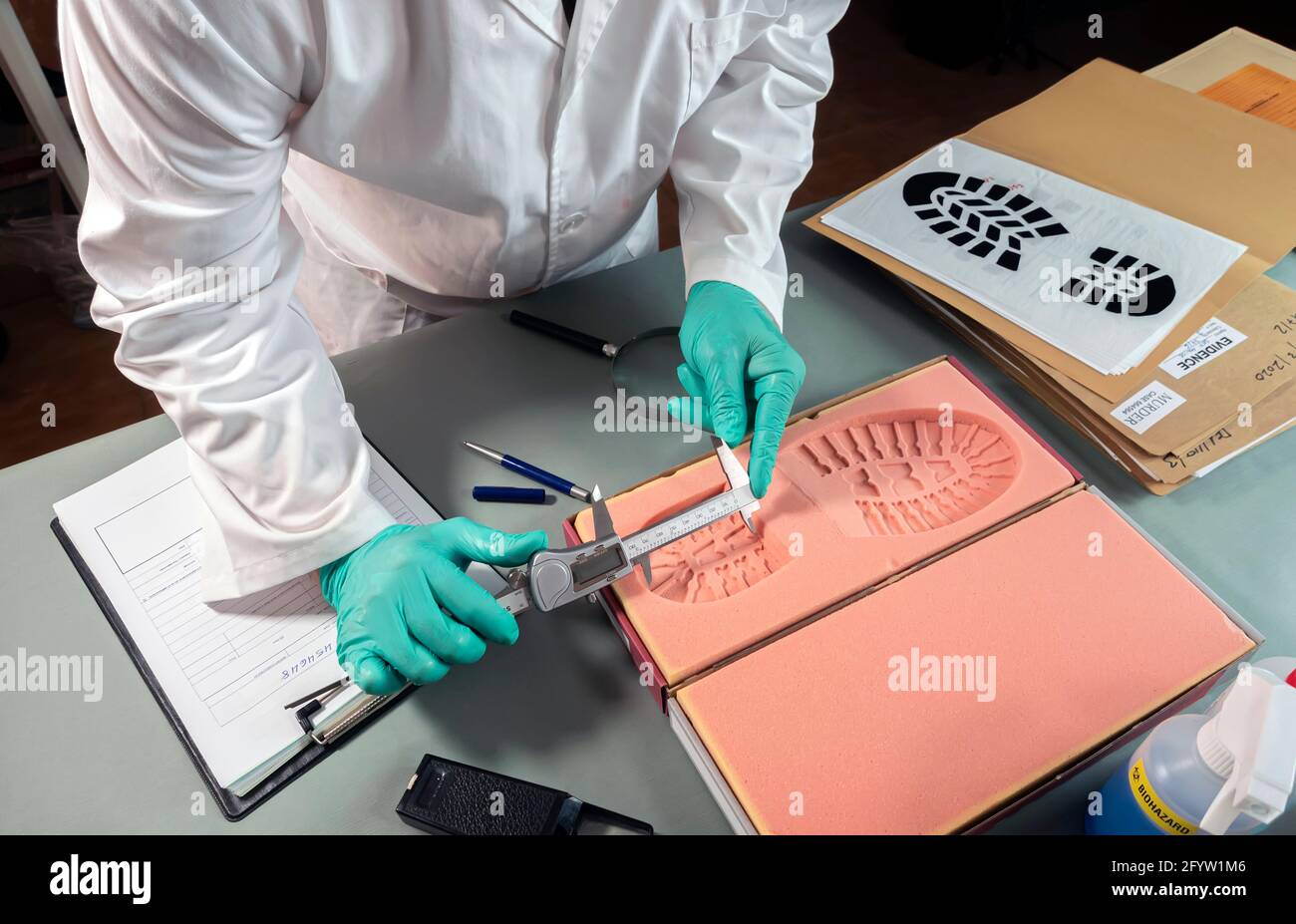 Shoe print crime scene hi-res stock photography and images - Alamy