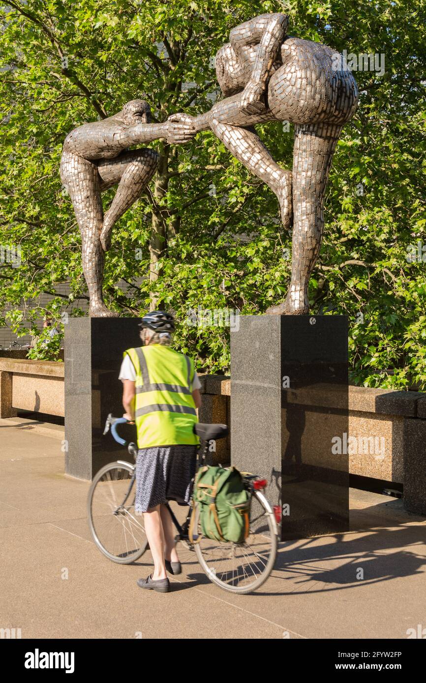 Rick Kirby's Cross the Divide sculpture outside St Thomas' Hospital ...