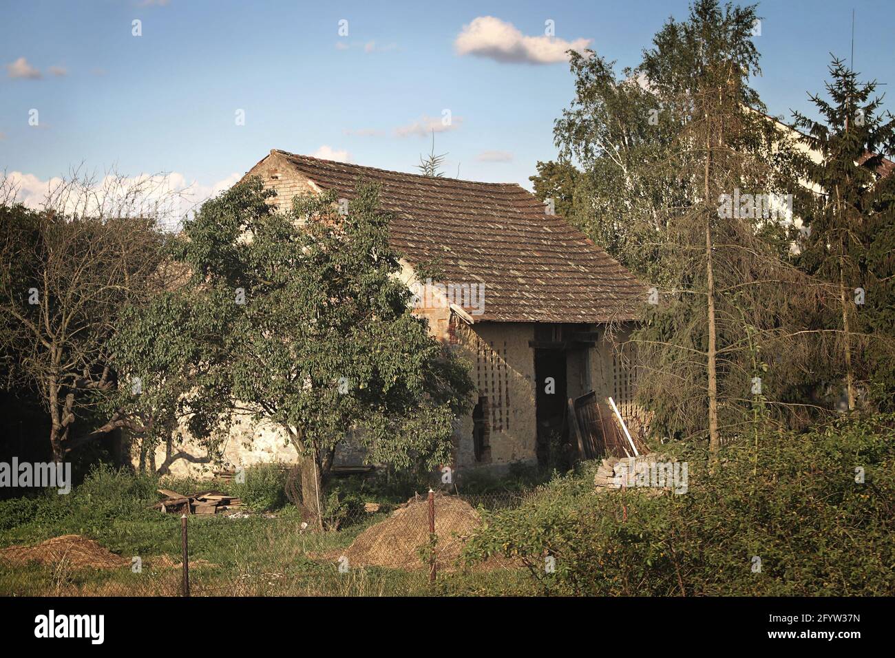 Dilapidated abandoned deserted farmhouse hi-res stock photography and ...