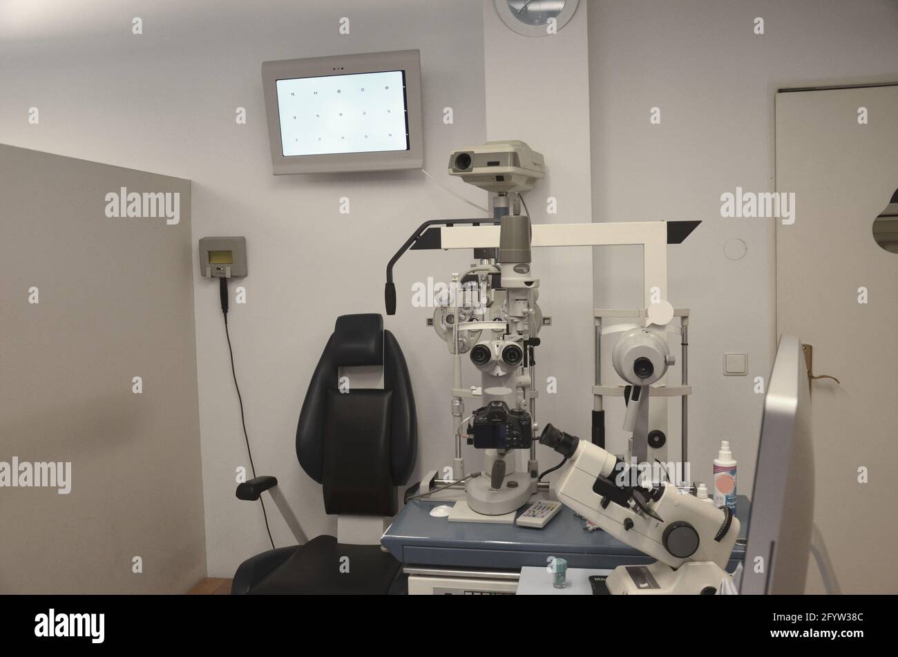 eye doctor, vision test, vision measuring devices Stock Photo - Alamy