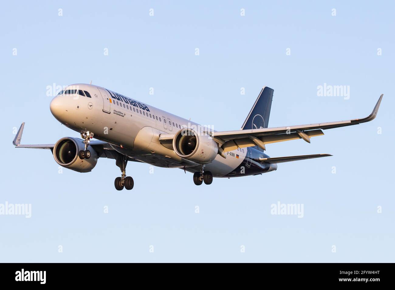 Lufthansa airbus a320 landing london heathrow airport hi-res stock ...