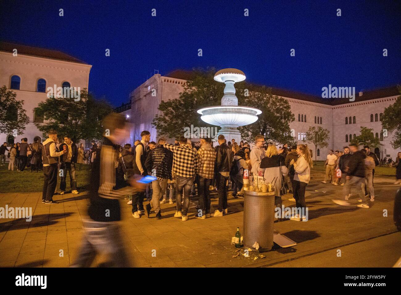 Junge Menschen feiern in der Nacht vom 29. auf den 30. Mai 2021 in ...