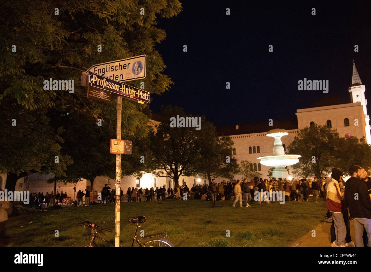 Junge Menschen feiern in der Nacht vom 29. auf den 30. Mai 2021 in ...