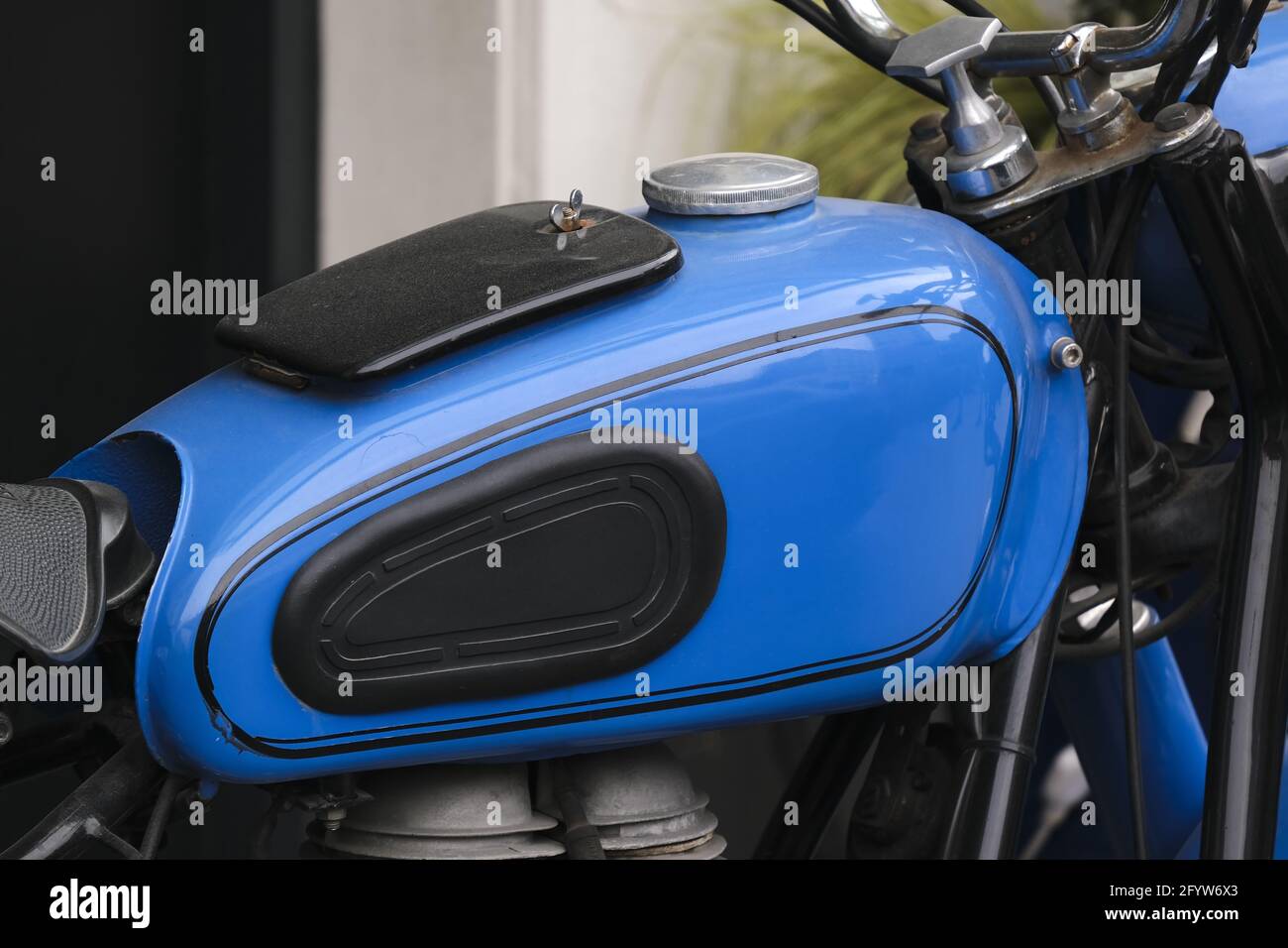 Vintage blue motorcycle hi-res stock photography and images - Alamy