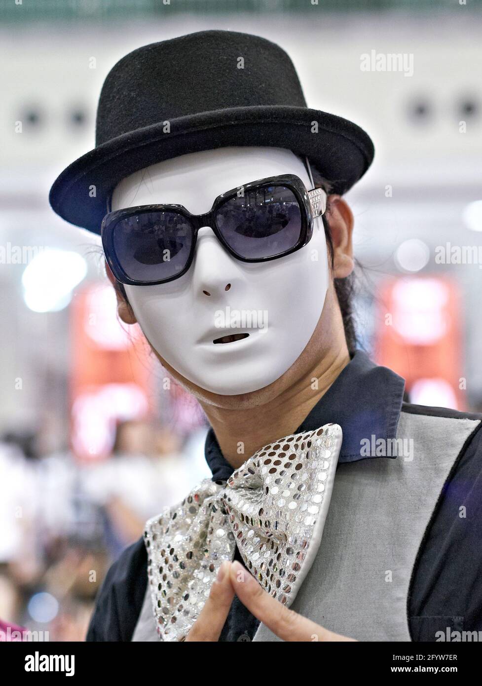 Mime artist wearing white face mask Stock Photo - Alamy