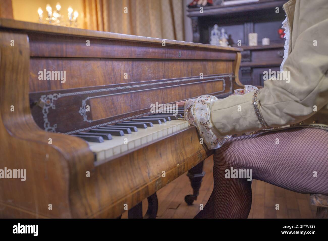 Woman playing piano vintage hi-res stock photography and images - Alamy
