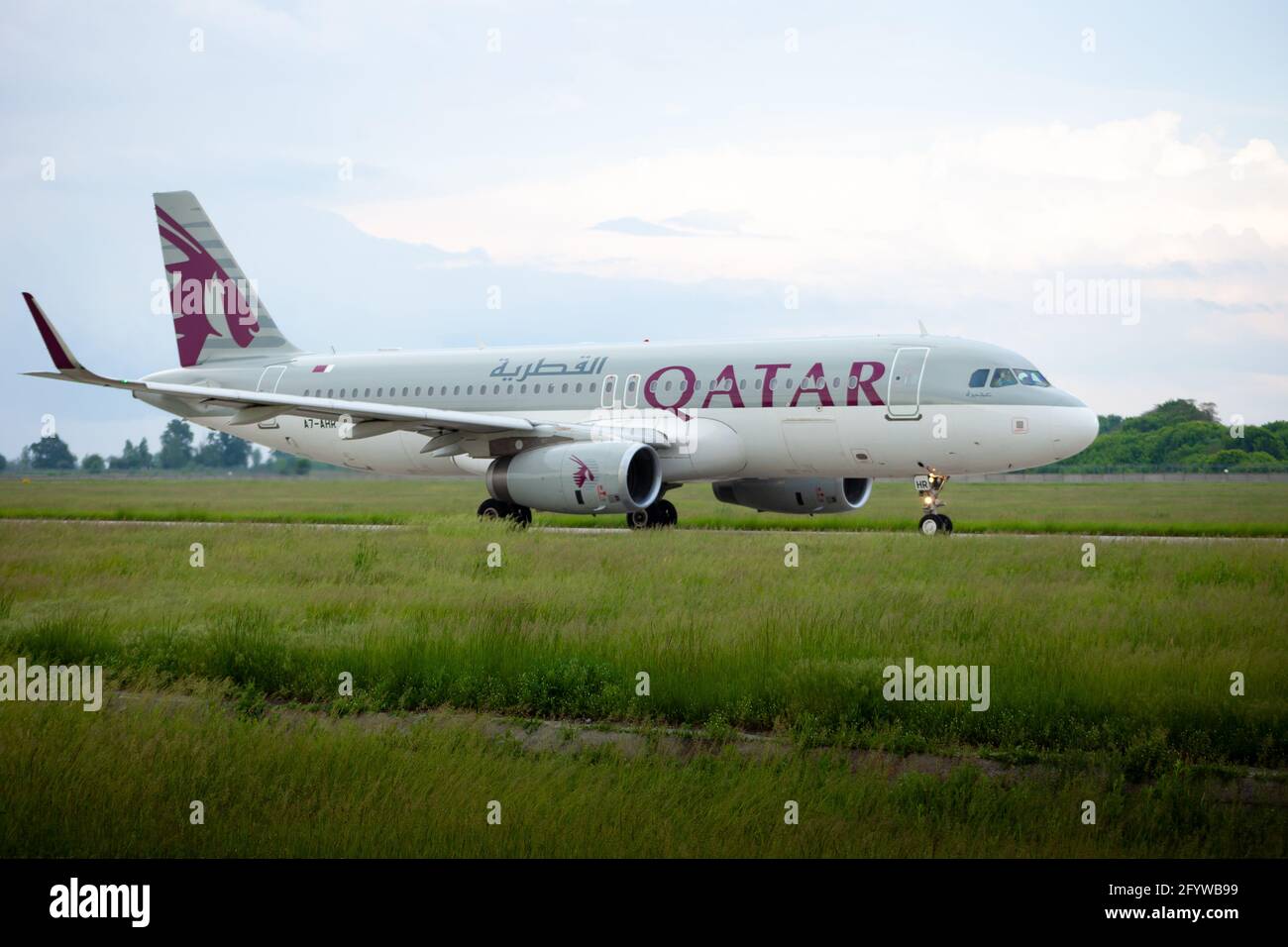 Qatar airways airbus a320 hi-res stock photography and images - Alamy
