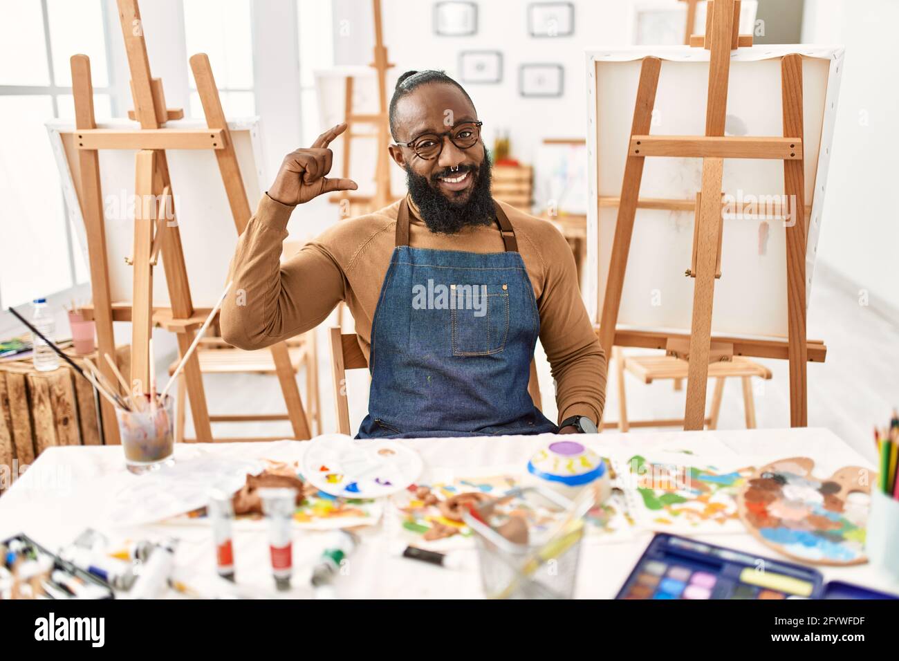 Artist measuring thumb hi-res stock photography and images - Alamy