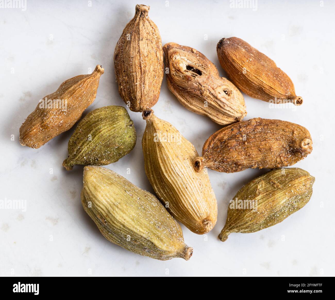 Whole dried cardamon pod hi-res stock photography and images - Alamy