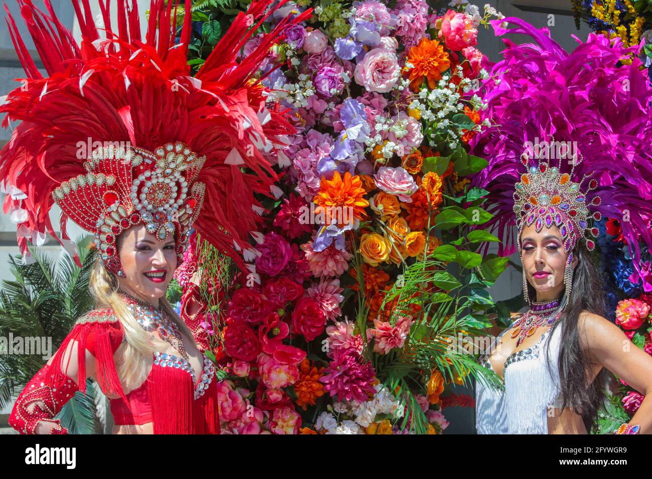 Girls in samba colors hi-res stock photography and images - Alamy