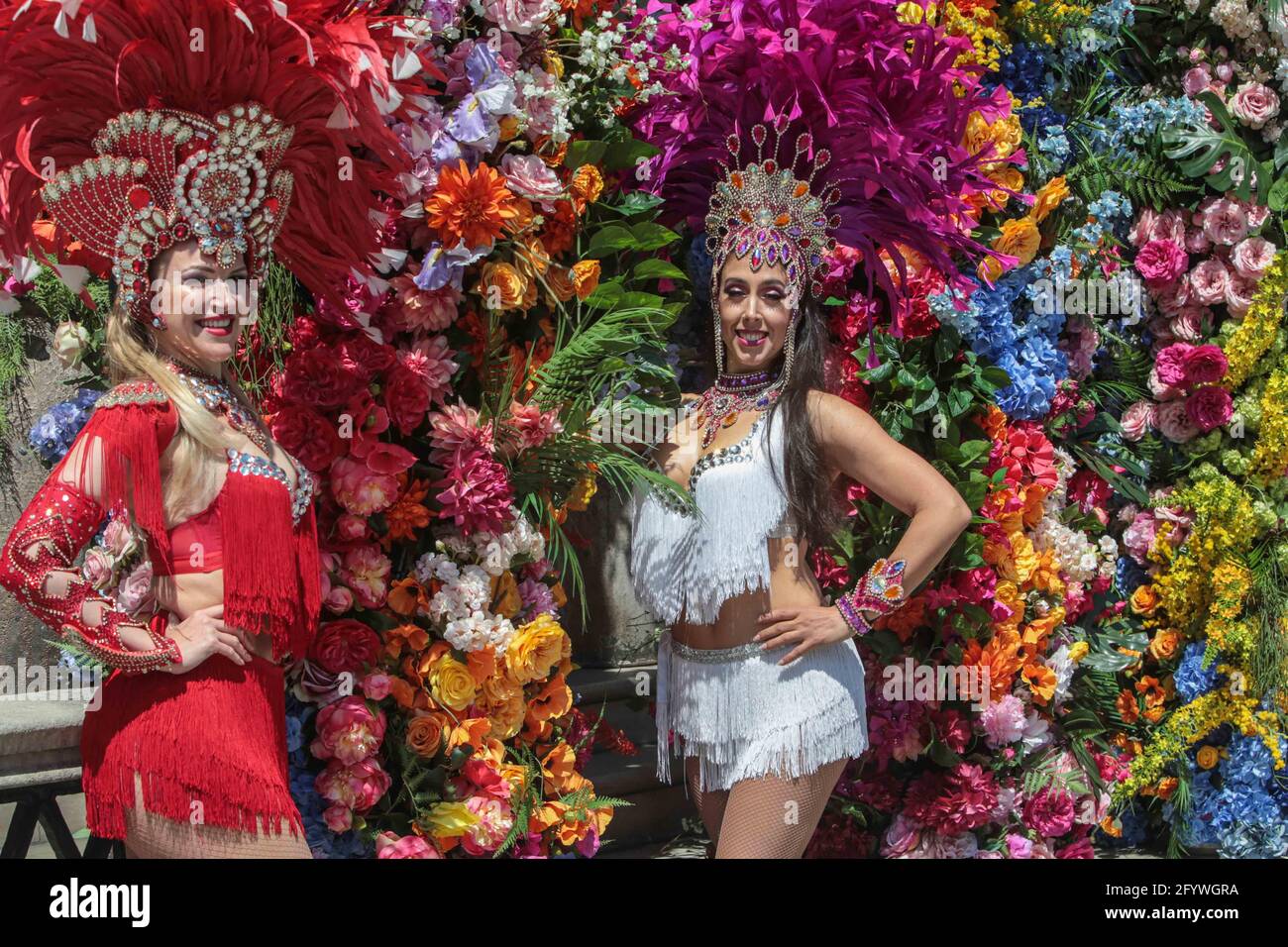 Girls in samba colors hi-res stock photography and images - Alamy
