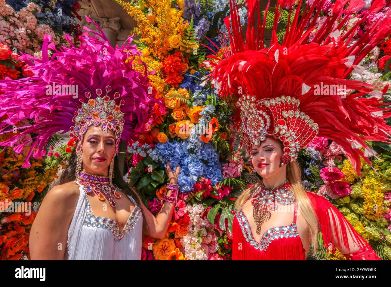 Girls in samba colors hi-res stock photography and images - Alamy
