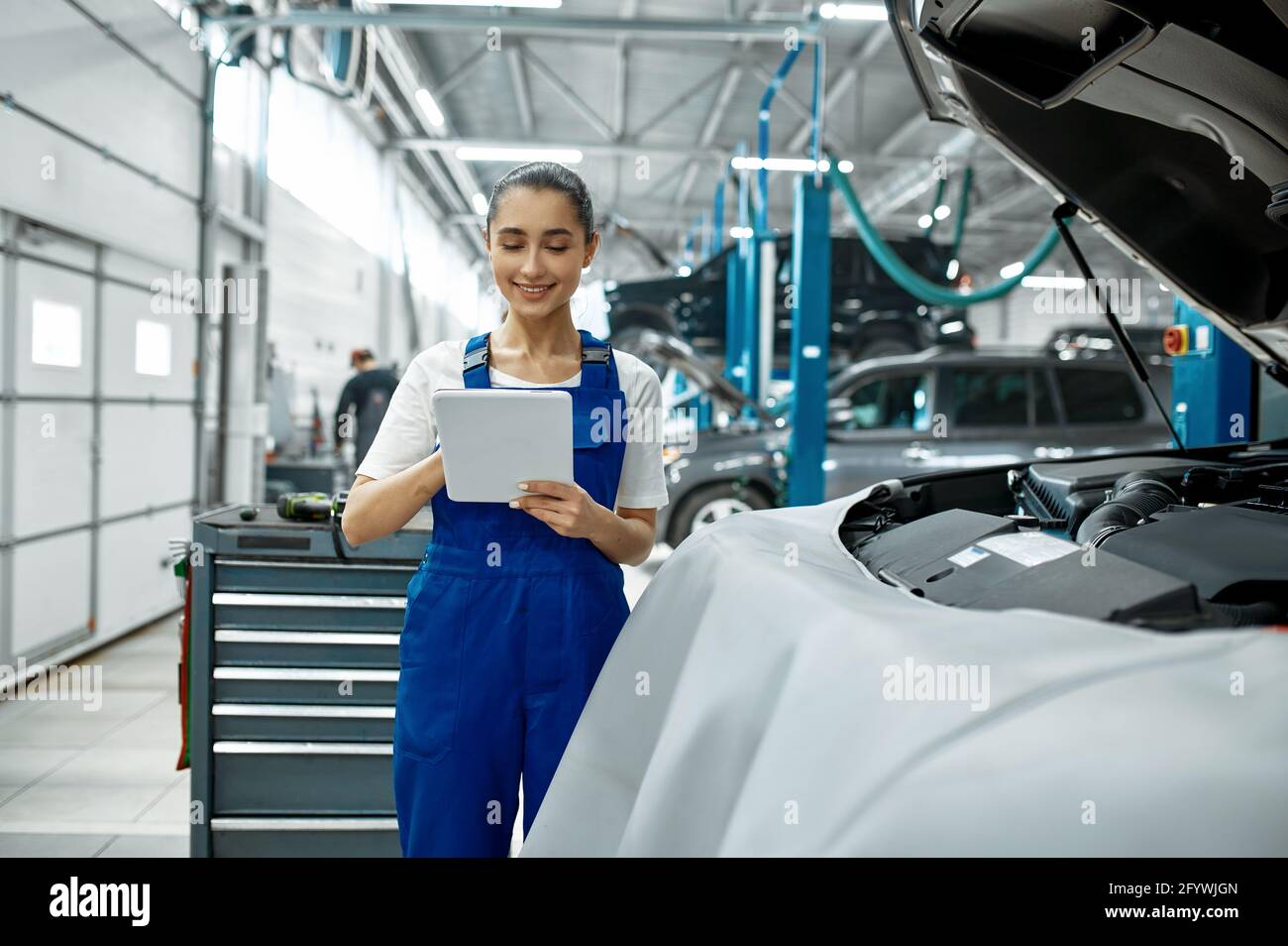 Female auto mechanic diagnostic hi-res stock photography and images - Alamy