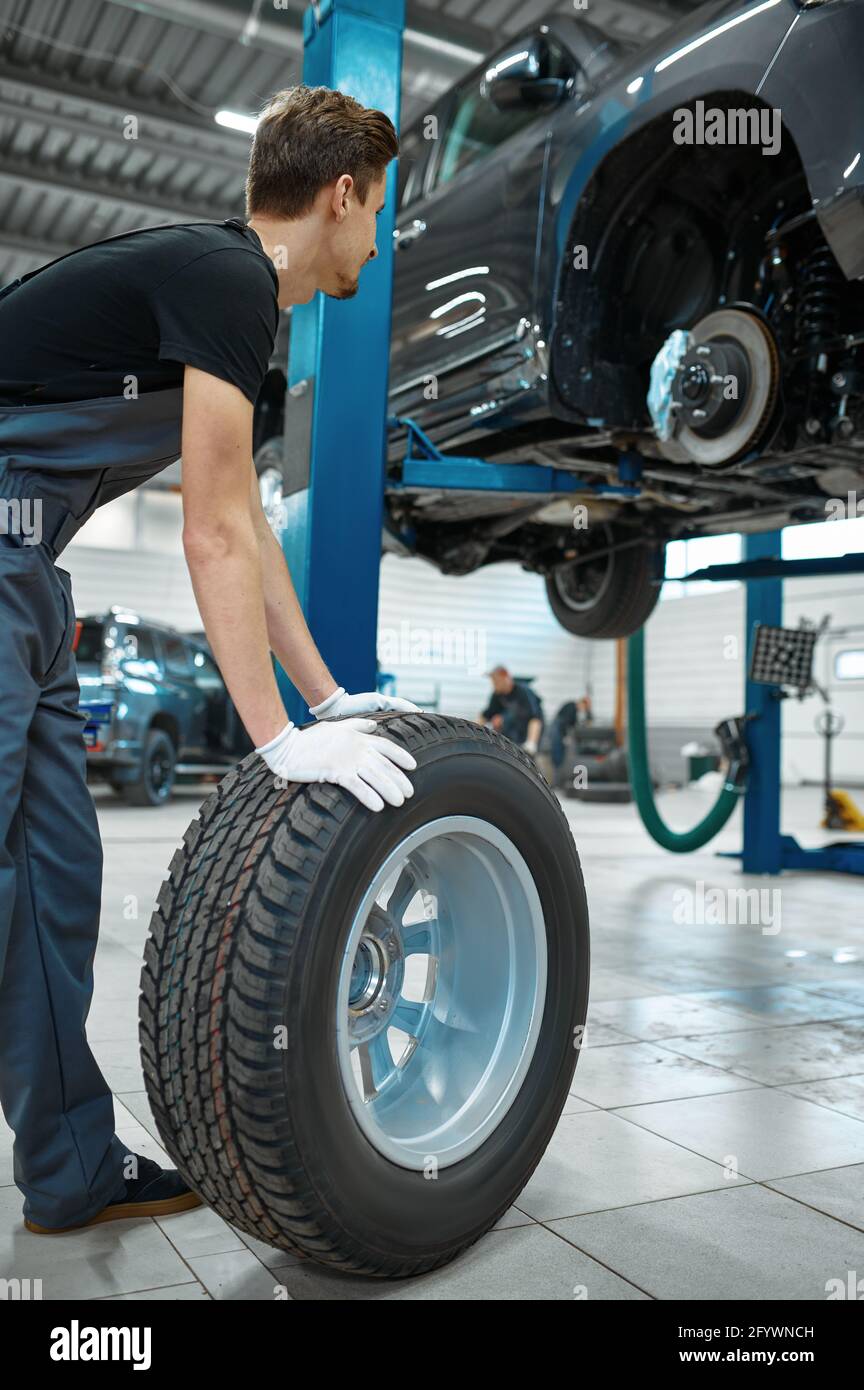 Male mechanics hi-res stock photography and images - Alamy