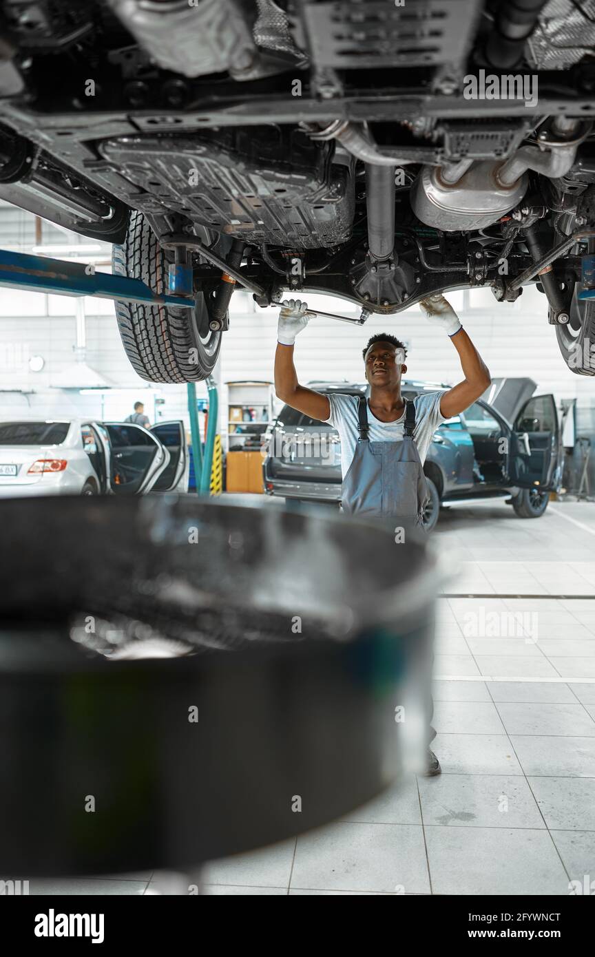 Mechanic inspects vehicle auto hi-res stock photography and images - Alamy