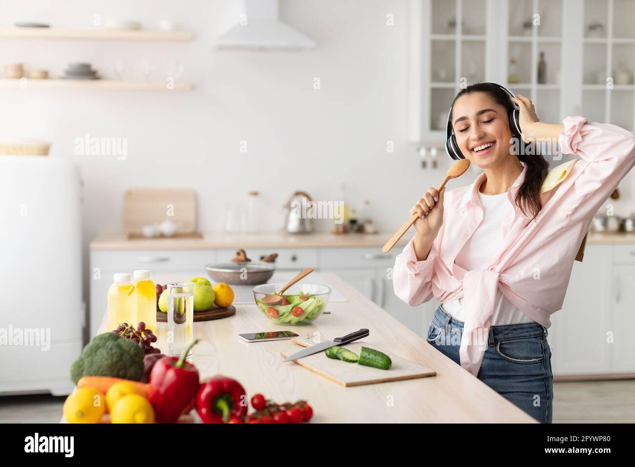 Woman sing kitchen hi-res stock photography and images - Alamy