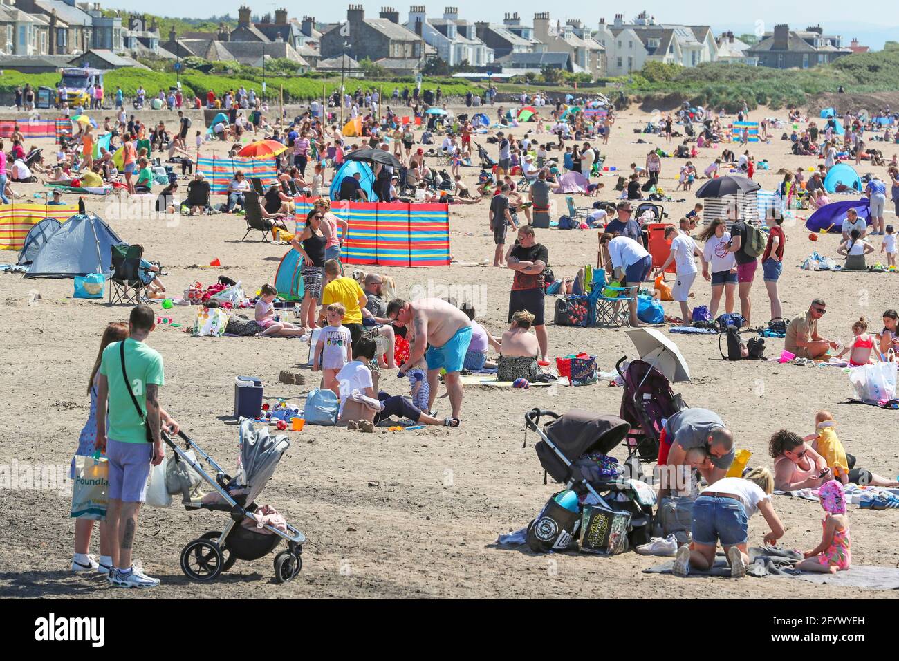 Crowded bank holiday beach hi-res stock photography and images - Alamy