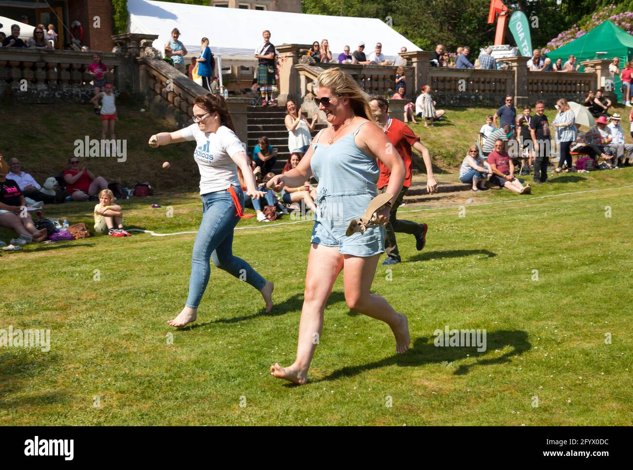 Egg spoon race family hi-res stock photography and images - Alamy