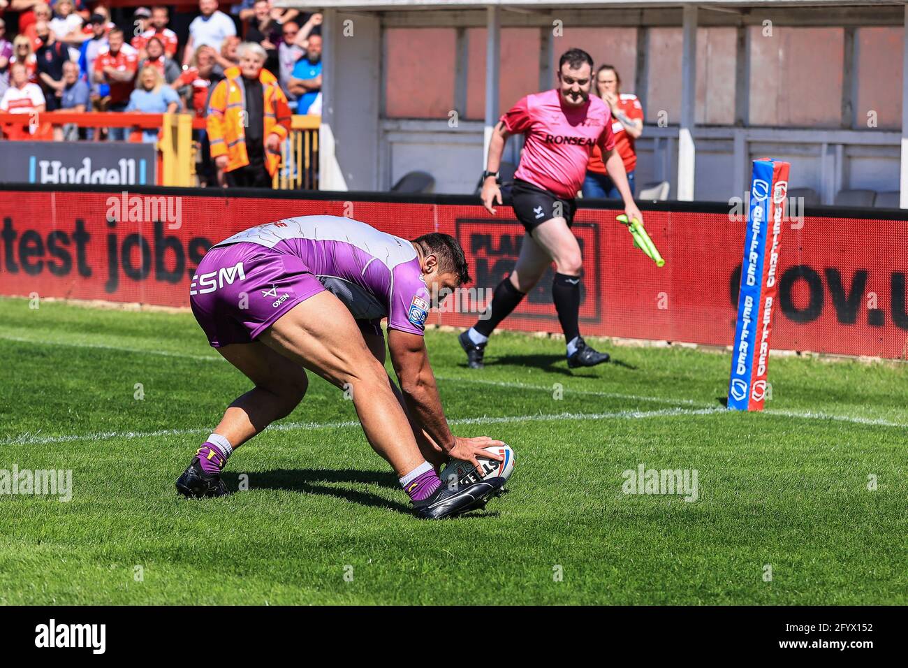 Ryan Hall (5) of Hull KR goes over for a try Stock Photo - Alamy