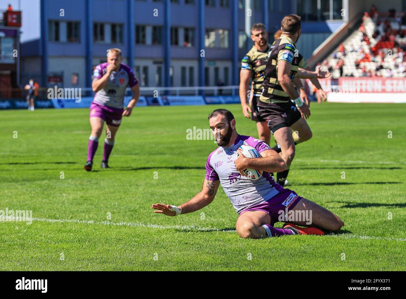 Kane Linnett (12) of Hull KR goes over for a try Stock Photo - Alamy