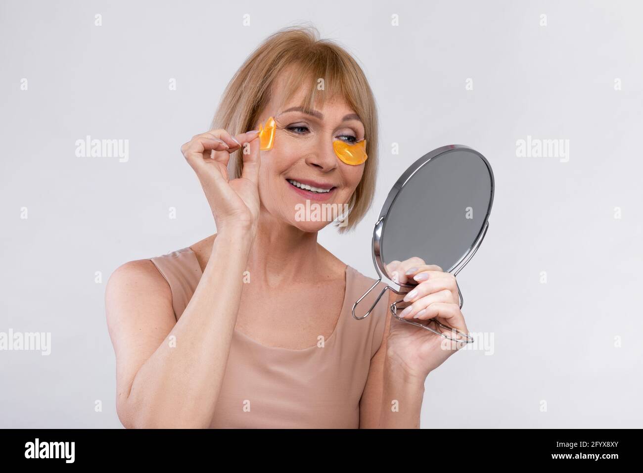 Elderly person using mirror hi-res stock photography and images - Alamy