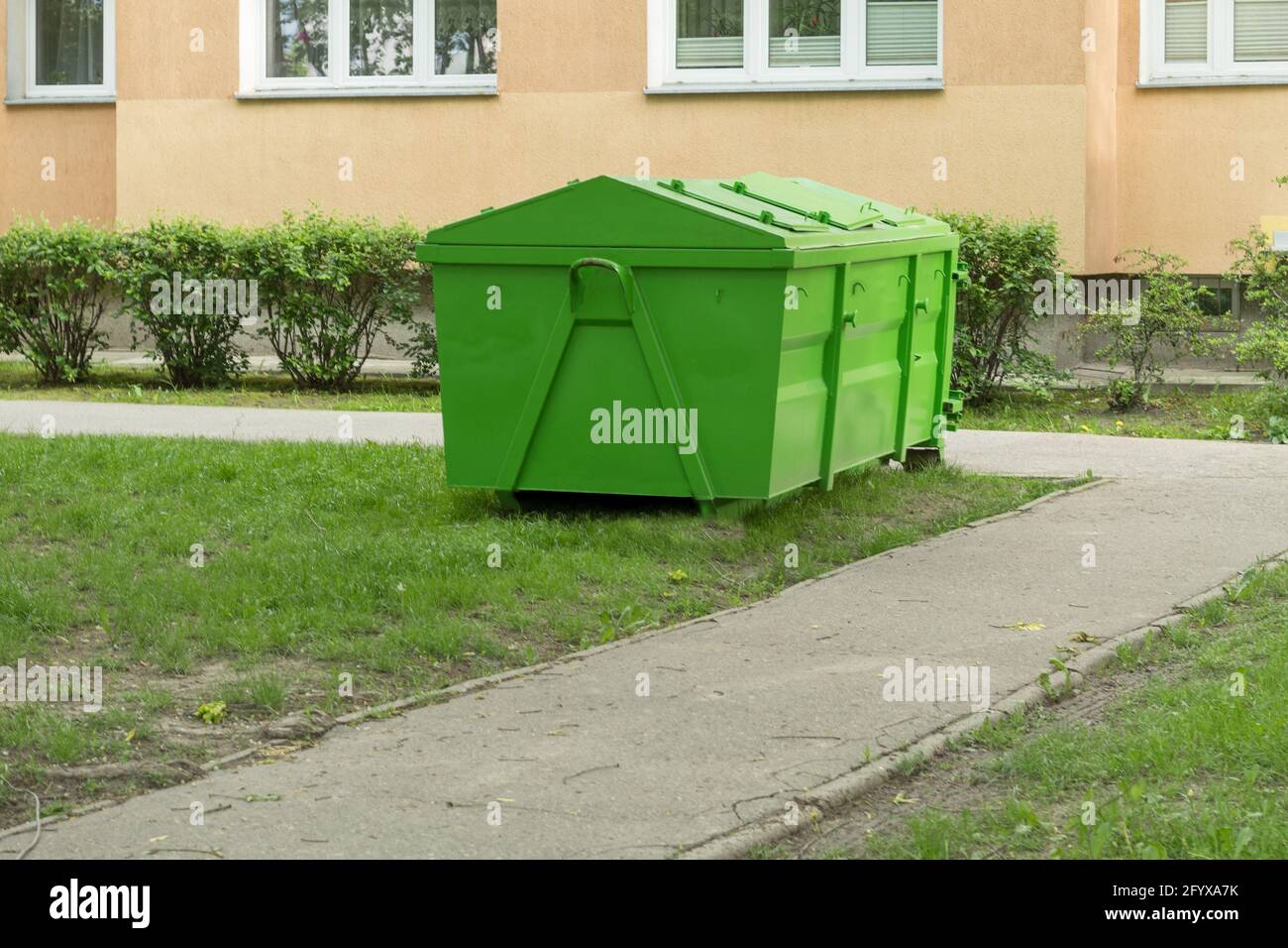 Covered container for construction and household waste. Metal container ...