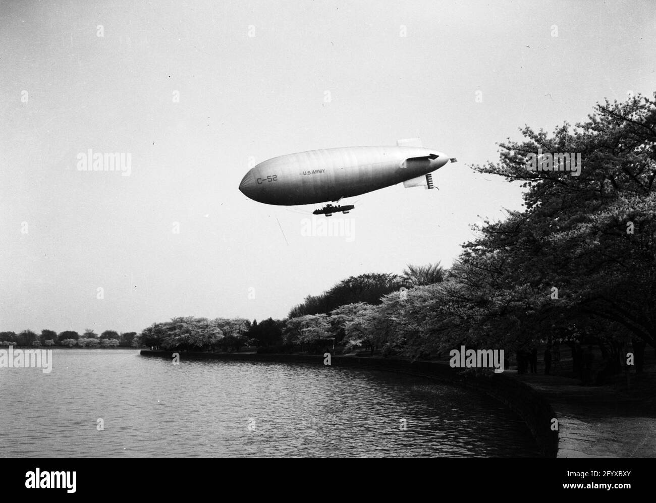 U.S. Army Zeppelin Over Lake, Washington, D.C Stock Photo - Alamy