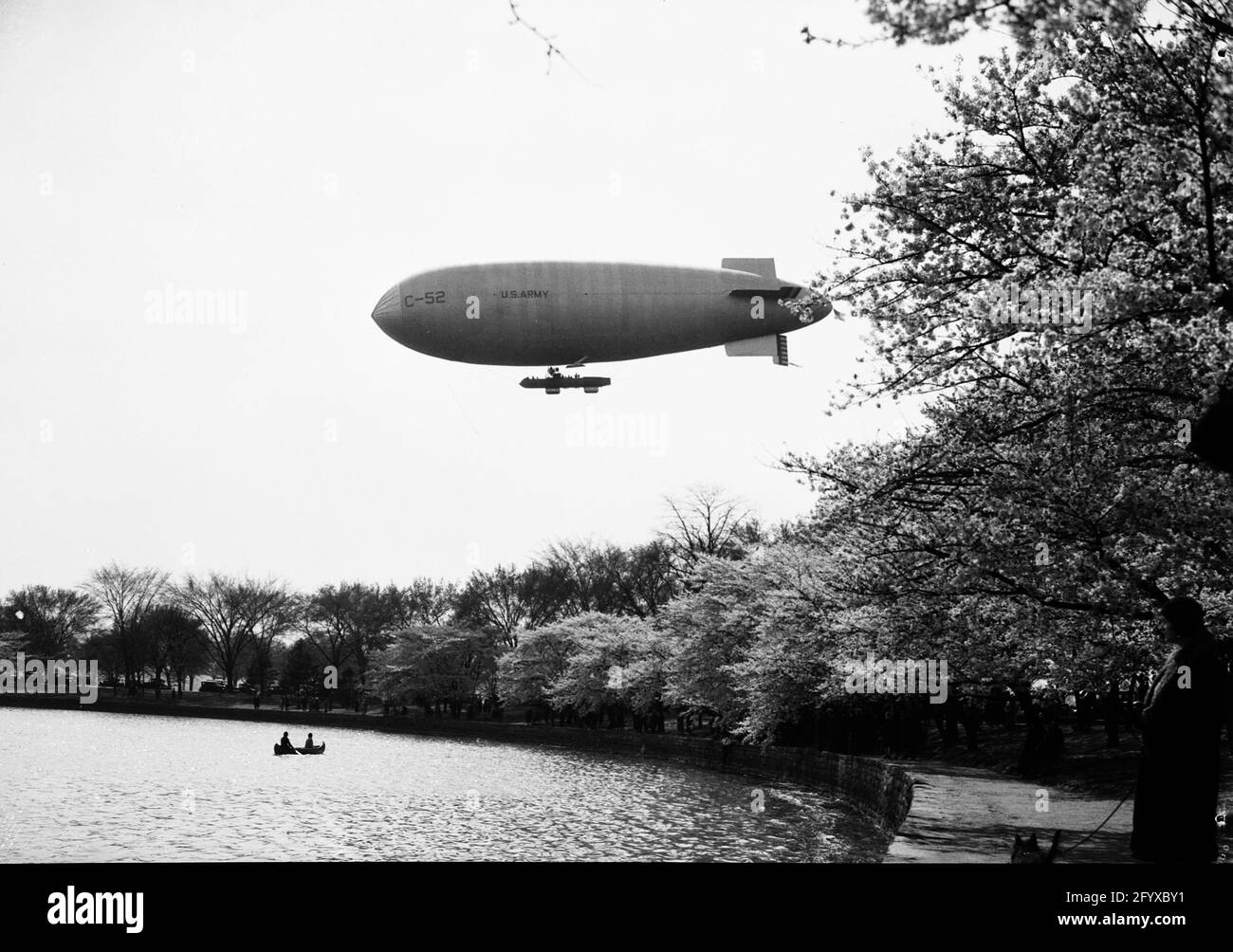 U.S. Army Zeppelin Over Lake, Washington, D.C Stock Photo - Alamy