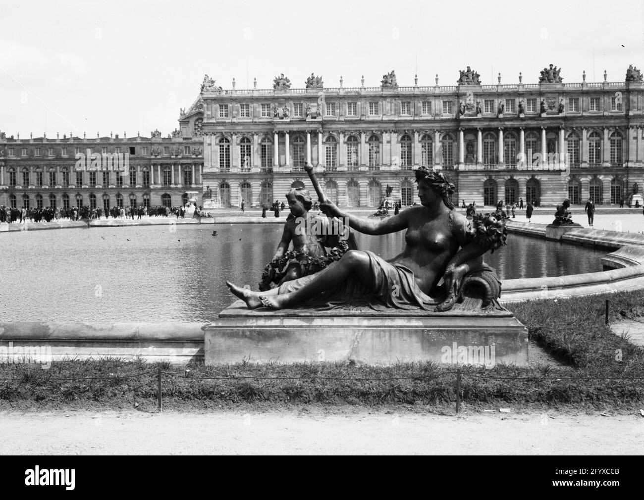 Versailles water parterre statue Black and White Stock Photos & Images ...