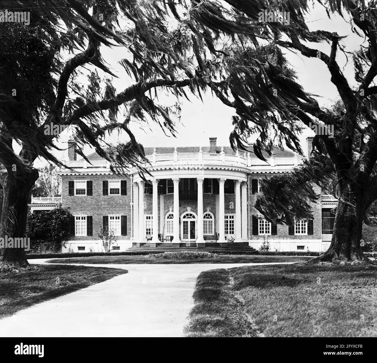 Southern plantation Black and White Stock Photos & Images - Alamy