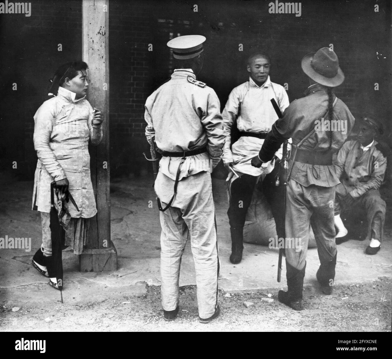 Japanese civilian policemen question a suspect, Japan, 1905. (Photo by ...